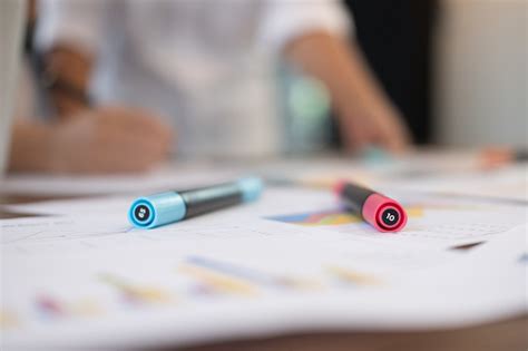 젊은 성공적인 시작 팀 사무실에서 회의 사업 및 브레인 스토밍 사업 계획 재정 및 마케팅 그래프와 차트 태블릿에 사업가 공동체에 대한 스톡 사진 및 기타 이미지 Istock