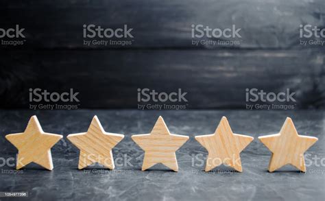 5 나무 별입니다 5 스타를 얻을 호텔 및 레스토랑의 등급 비평가 및 방문객의 평가의 개념 품질 수준 좋은 서비스입니다 선택적 초점 5에 대한 스톡 사진 및 기타 이미지