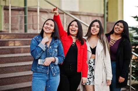 Grupo De Cuatro Chicas Latinas Felices Y Bonitas De Ecuador Posaron En La Calle Foto Premium