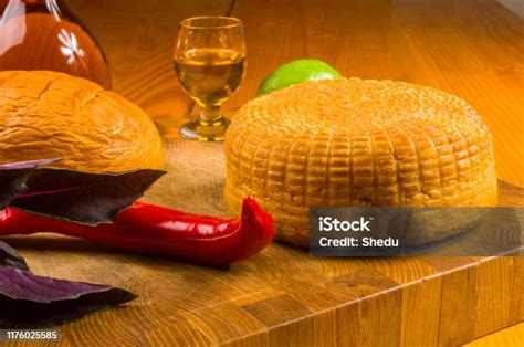 칼 바질 파슬리 라임 참기름 칠리 페퍼 마카다미아 너트 나무 테이블에 디켄터가 있는 도마위에 수제 된 국립 아디게 치즈 갈색에 대한 스톡 사진 및 기타 이미지 Istock