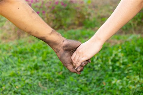 남자를 닫고 여자 손을 지 더러운 손 깨끗 한와 악수 사랑 발렌타인 하루 개념에 대 한 배경을 흐리게에 함께 잡고 스테인드 공장 산업 건물에 대한 스톡 사진 및 기타 이미지