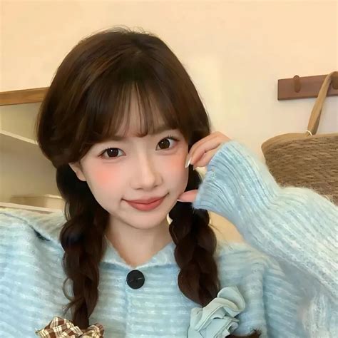 甜美双麻花辫女孩，身穿淡蓝毛衣，尽显温柔可爱 男女头像｜适合长期不换的头像可爱表情包图片动图 求表情网斗图从此不求人