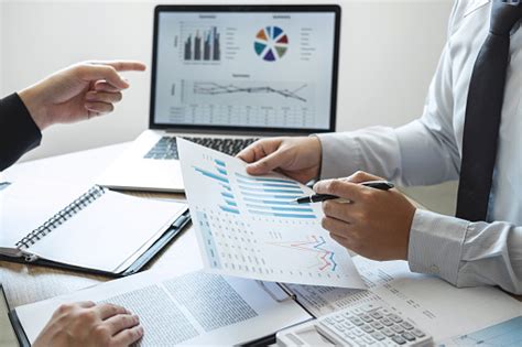 회계 금융 아이디어 프리 젠 테이 션의 새로운 프로젝트와 금융 사업 투자의 회의 전략 계획 작업 및 분석 전문 비즈니스 동료 팀 계획에 대한 스톡 사진 및 기타 이미지