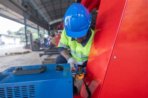 로봇 엔지니어는 안전 절차를 준수하면서 전기 시스템을 유지 관리 모니터링 및 점검합니다 Stem 주제에 대한 스톡 사진 및 기타 이미지 Stem 주제 건강관리와 의술