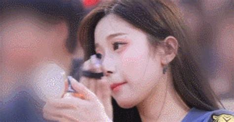 화장 고치던 치어리더 벌떡 일어나 삐끼삐끼…외신도 주목 [영상]