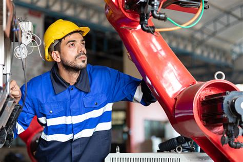 공장 노동자 또는 엔지니어는 로봇 공장에서 기계를 점검하고 고칩니다 기계공에 대한 스톡 사진 및 기타 이미지 기계공 30