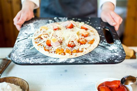 요리를 준비 하는 요리사 손에 원시 수 제 전통 이탈리아 피자의 근접 촬영 피자와 요리 음식 개념에 대 한 바탕 화면 가정 생활에 대한 스톡 사진 및 기타 이미지 Istock