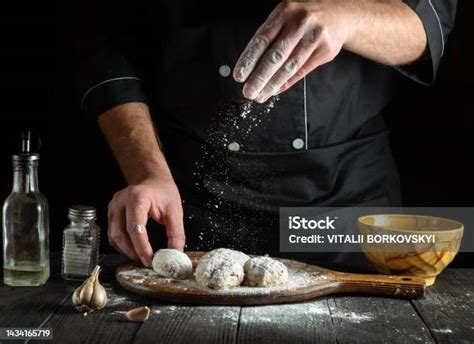 전문 요리사는 레스토랑 주방에서 튀기기 전에 커틀릿을 준비합니다 맛있는 점심 또는 저녁 식사를 만드는 아이디어 건강한 생활방식에