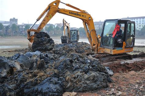 3台挖机湖底“掘地三尺”通达湖清淤工程作业如火如荼 预计7月中旬前完成清淤工作 湘阴知道 长沙晚报网