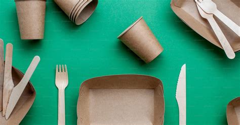 일회용 친환경 식품 포장 녹색 배경에 갈색 크래프트 종이 음식 용기 평면도 플랫 레이 사진 Unsplash의 우크라이나 이미지