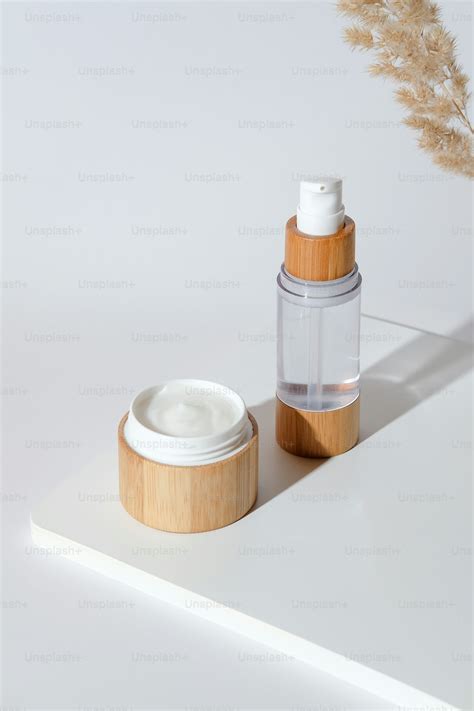 친환경 대나무 화장품 포장 천연 유기농 크림 모이스처라이저와 흰색 연단에 로션 위에서 본 모습 사진 Unsplash의 아름다움 이미지