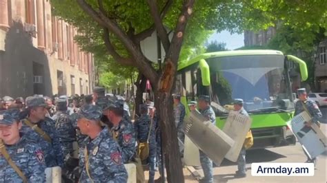 Ոստիկանական զորքերը վրաններով և մահակներով սպասում են շարժման մասնակիցներին տեսանյութ Youtube