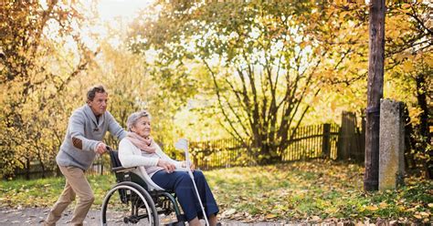 가을 자연에서 휠체어를 탄 노인과 노인 여성 어머니와 함께 산책하는 남자 사진 Unsplash의 성인 이미지