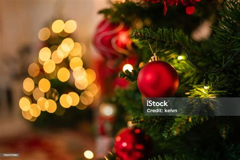 새해 개념 크리스마스 트리에 공의 클로즈업 배경에 보케 화환이 있습니다 0명에 대한 스톡 사진 및 기타 이미지 0명 12월 갈란드 장식품 Istock