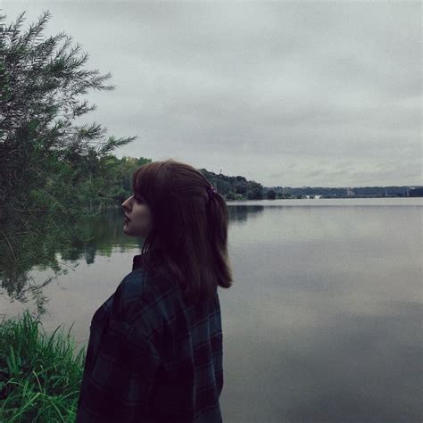 Девушка на берегу реки 🥀 Река