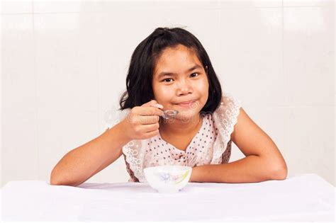Muchacha Que Come El Cereal De Desayuno Foto De Archivo Imagen De