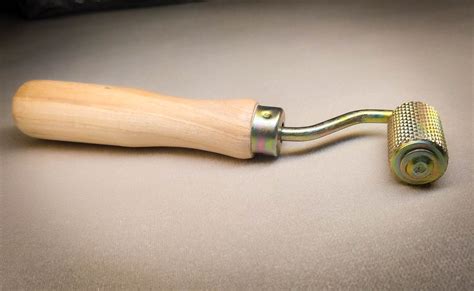 Валик прикаточный с деревянной ручкой металлический 35мм диаметр 18мм ролик для монтажа вибро