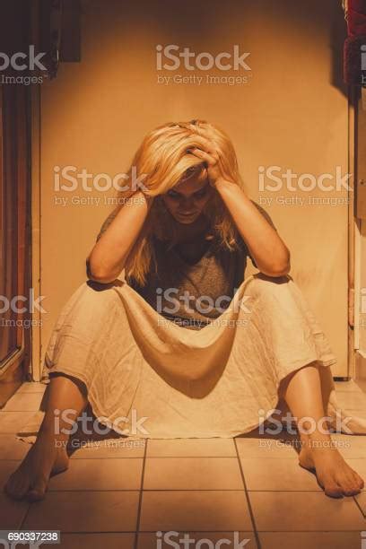 슬픈 우울 하 고 외로운 여 자가 바닥에 구석에 앉아 타일 스커트 맨발에 가정 생활에 대한 스톡 사진 및 기타 이미지 가정 생활 감정 고독 개념 Istock
