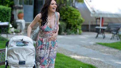 Черната Златка се щракна с корема