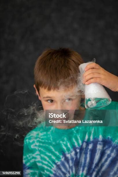 한 소년이 액체 질소로 과학 화학 실험을 수행합니다 연기로 가득 찬 유리 플라스크를 가진 아이 10 11세에 대한 스톡 사진 및 기타 이미지 Istock