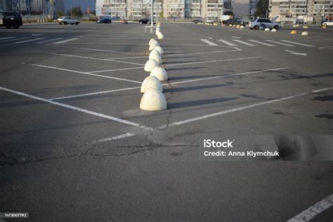 콘크리트 교통 제한 장치 흰색으로 칠해진 콘크리트 마커 주차 공간 콘크리트 도로의 대칭선 아스팔트에 장착 된 콘크리트 반구 콘크리트 주차 반구 흰색 교통 콘 0명에 대한