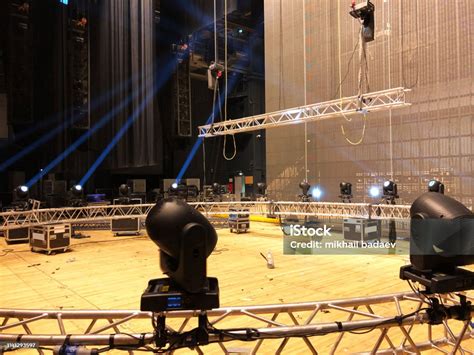 콘서트를 위한 전문 사운드 조명 비디오 및 무대 장비의 설치 무대 조명 장비는 Led 스크린 배경에 들기 위해 트 러 스에 고정 됩니다 무대 담당자에 대한 스톡 사진 및