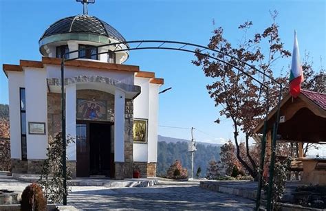 Докато християни и мюсюлмани вдигат храм в Дъбница пресъхнало аязмо се напълнило с вода