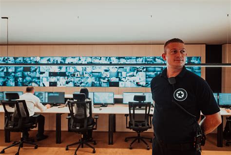 데이터 시스템 제어실 사무실에서 일하는 남성 보안 운영자 기술 운영자 여러 디스플레이가있는 워크 스테이션에서 작업 여러 모니터에서 작업하는 경비원 남성 컴퓨터 오페라 보안