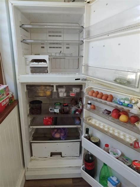 Хладилник с горна камера Sharp с No Frost система Ремонт на хладилници и хладилна техника