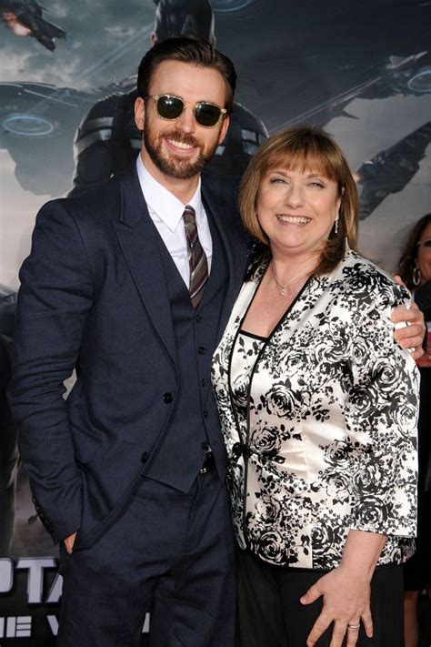 Chris And His Mom In Premiere Chris Evans Christopher Evans Chris