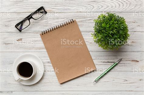 노트북과 커피 한 잔이 있는 현대적인 사무실 책상 테이블 디자인할 수 있는 빈 노트북 페이지입니다 상단 보기 플랫 레이 0명에 대한 스톡 사진 및 기타 이미지 Istock