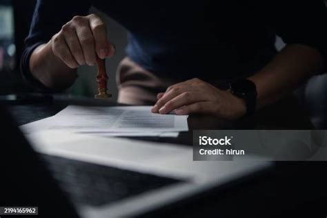 사무실 환경에서 비즈니스 승인 법적 계약 및 서류 처리를 나타내는 책상에서 고무 도장으로 문서에 도장을 찍는 사람 경영자에 대한 스톡 사진 및 기타 이미지 Istock