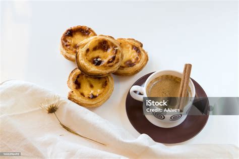 파스 테이스 데 나타 포르투갈 요리의 전통적인 달콤한 작은 바삭 바삭한 퍼프 페이스 트리 파이와 계란으로 만든 크림 종종 맛보고 커피와 함께합니다 흰색 배경에 공간을