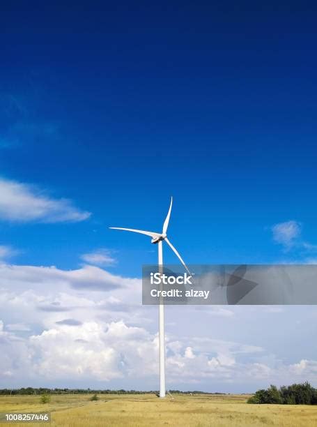 쌀 필드에 전기를 생성 하는 풍력 터빈 그린 에너지 전기 전력 생산을 위한 풍차 풍경입니다 청정 에너지 개념입니다 0명에 대한 스톡 사진 및 기타 이미지 Istock