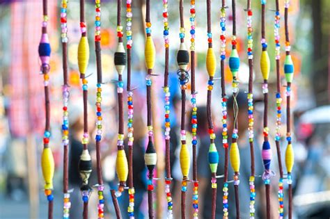 스레드 및 플라스틱 구슬의 장식 만든 다채로운 모바일 와이어 또는 문자열에 연결 하 고 끊 0명에 대한 스톡 사진 및 기타