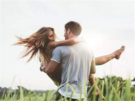 6 Ways Women Touch Your Arm And What It Means