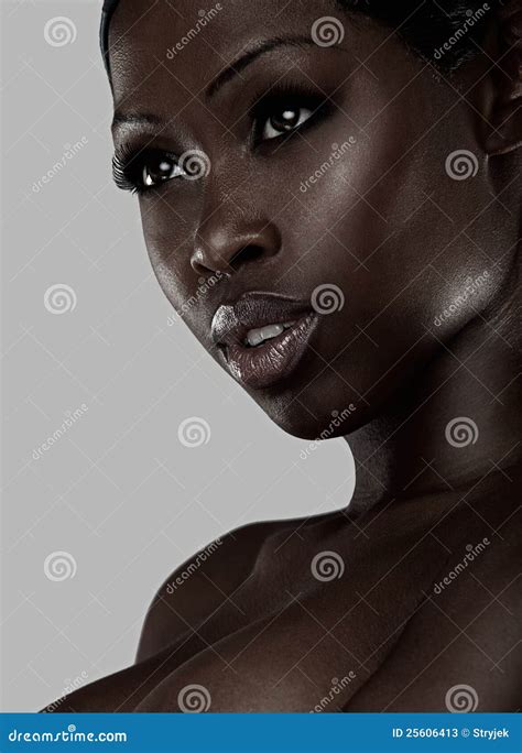 Retrato De Una Belleza Africana Imagen De Archivo Imagen De Realce Encantador