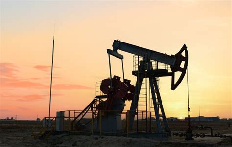 النفط يرتفع مع تراجع المخزونات الأميركية وتأثير العقوبات على روسيا