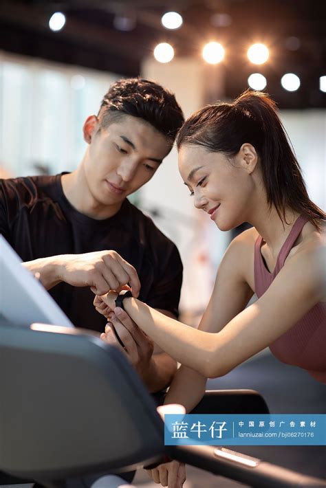 年轻女士在健身房上私教课 蓝牛仔影像 中国原创广告影像素材