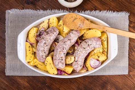 나무 테이블에 베이킹 접시에 후추와 소시지와 양파와 함께 슬라이스 원시 감자 상단 보기 감자 그라탕에 대한 스톡 사진 및 기타 이미지 감자 그라탕 감자 요리 건강한