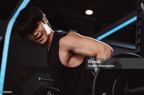 체육관에서 바벨 웨이트로 보디빌더를 운동하는 남자 바벨과 함께 운동하는 보디빌더 훈련 스포츠 건강한 라이프 스타일 보디 빌딩