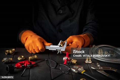 전문 배관공은 캘리퍼가있는 피팅의 직경을 측정합니다 가스 설치의 연결 도중 작업장의 노동 환경 가정 주방에 대한 스톡 사진 및 기타 이미지 Istock