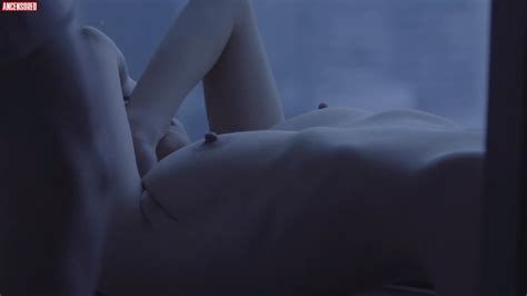 Naked Hiroko Satô in I HOLD NOTHING