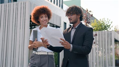 인도계 아라비아 남성 사업가 서류를 들고 기업 아프리카계 미국인 여성 동료와 결과 계획을 논의 사업가 도시에서 시내를 걷는 다인종 사업가 2명에 대한 스톡 사진 및 기타
