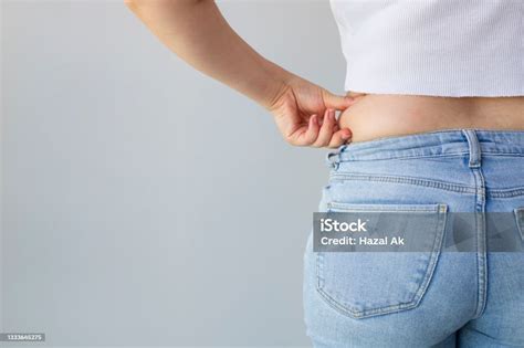 뚱뚱한 여자 뚱뚱한 배 통통한 뚱뚱한 여자 손 측정 테이프와 과도 한 배꼽 지방을 들고 여자 다이어트 라이프 스타일 개념 25 29세에 대한 스톡 사진 및 기타 이미지