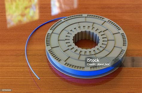 나무 테이블에 3d 프린터 필라멘트 3d 렌더링 3차원 인쇄에 대한 스톡 사진 및 기타 이미지 3차원 인쇄 0명 3d 프린팅 필라멘트 Istock