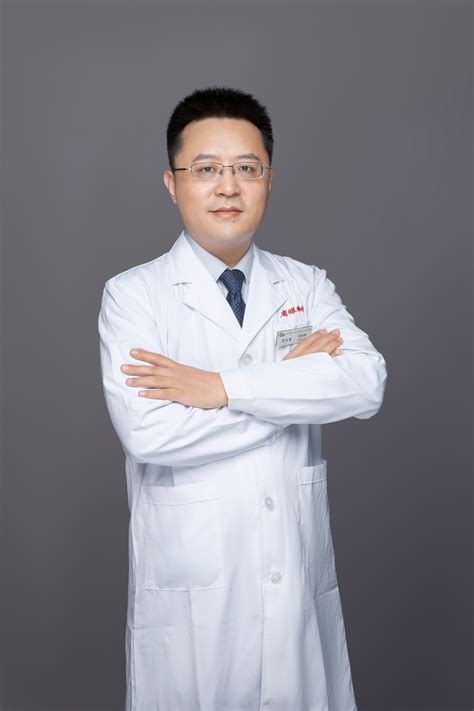 周庆军 山东第一医科大学附属青岛眼科医院 研究员（专业技术二级） 海报新闻