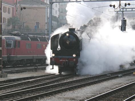 Verein 241.A.65, Lok 241.A.65 beim rangieren in Bellinzona am 11.01.03 ...