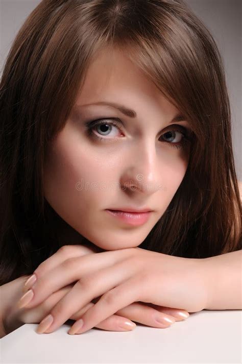 Portrait De Belle Fille Nue Sur Le Sofa Image Stock Image Du Soie S Duisant