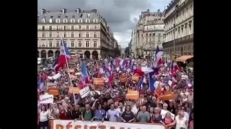 Парижане требуют отставки Макрона Столицу Франции захлестнули протесты под лозунгом